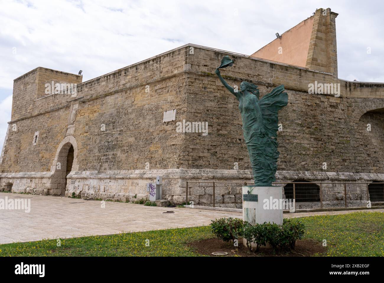 This defensive building, rebuilt in the 16th century, houses a chapel and today hosts cultural ...