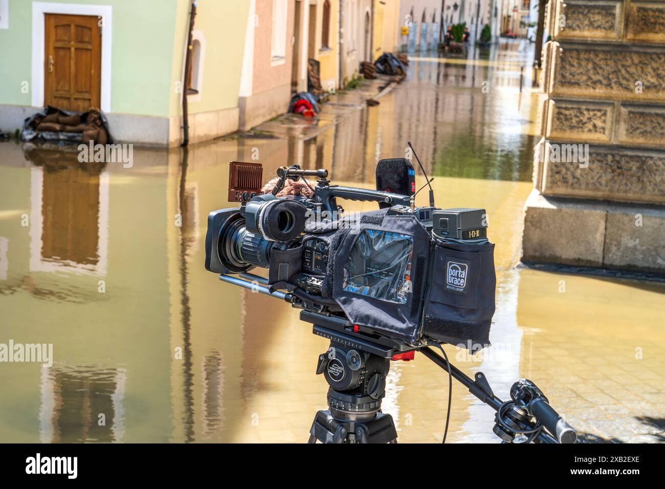 Medien berichten über das Hochwasser, Passauer Altstadt im Uferbereich ...