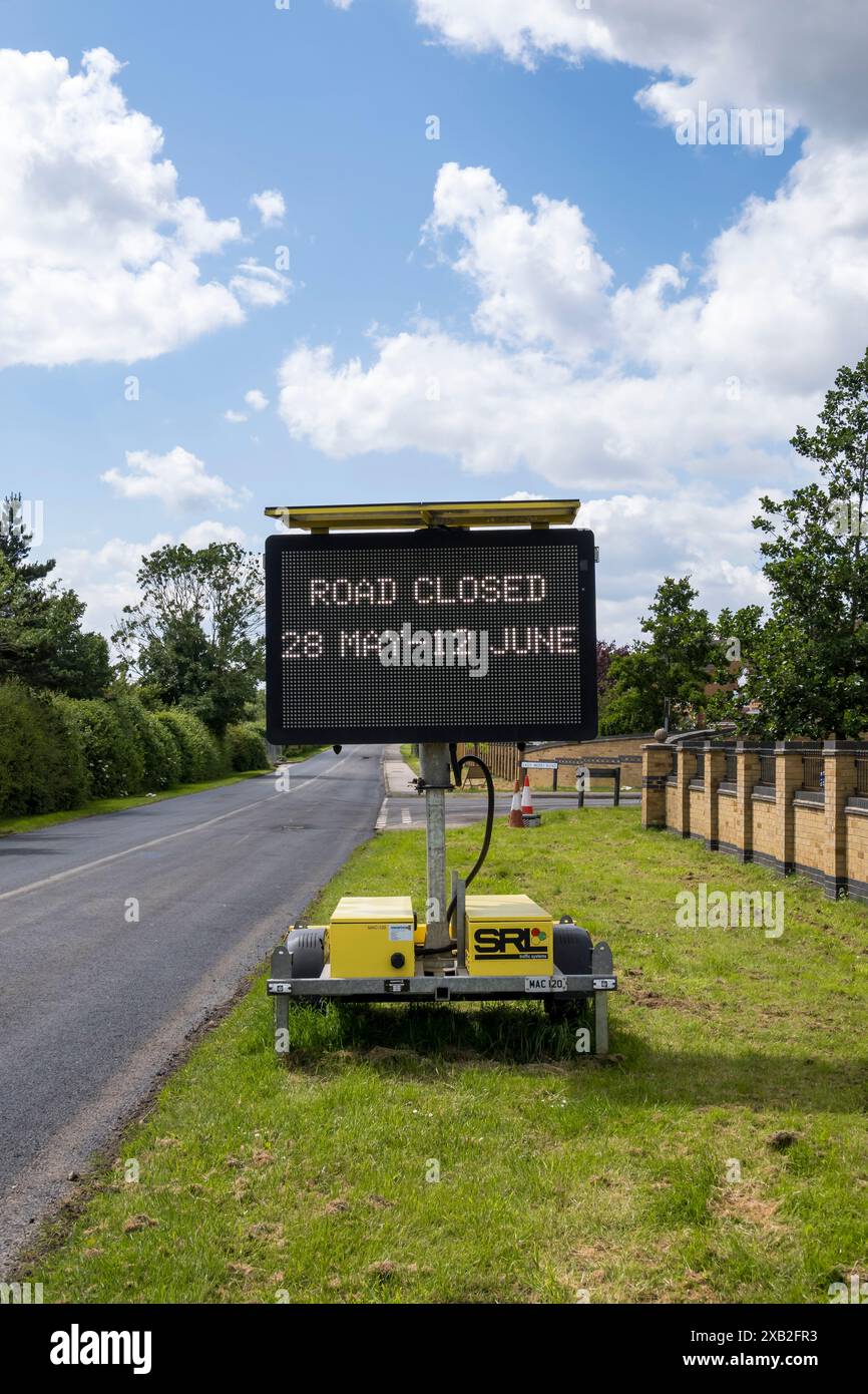 Electronic Road Closed sign, Fiskerton Road, Cherry Willingham, Lincoln ...