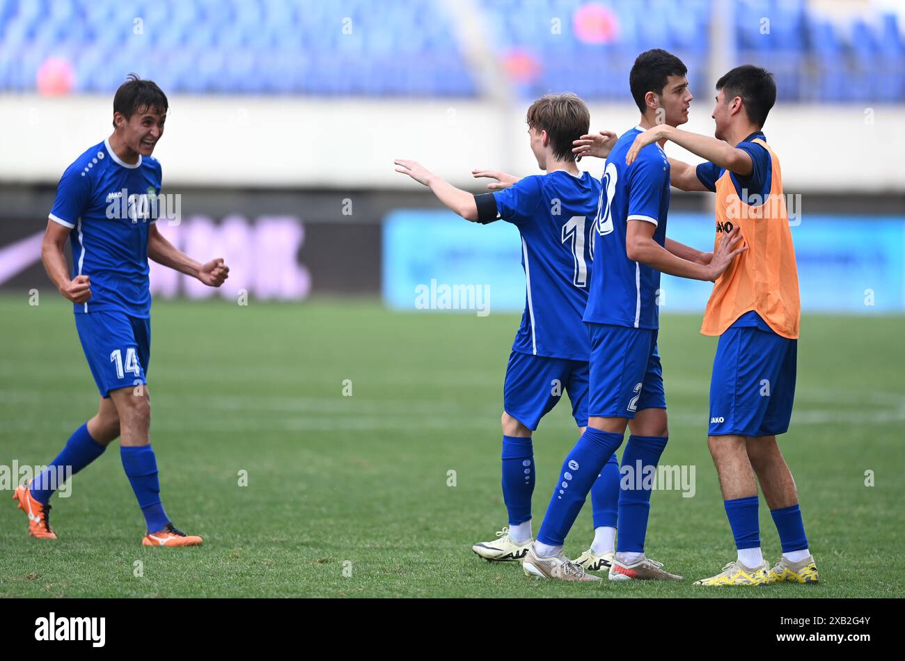 (240610) -- WEINAN, June 10, 2024 (Xinhua) -- Players of Uzbekistan celebrate scoring during a ...