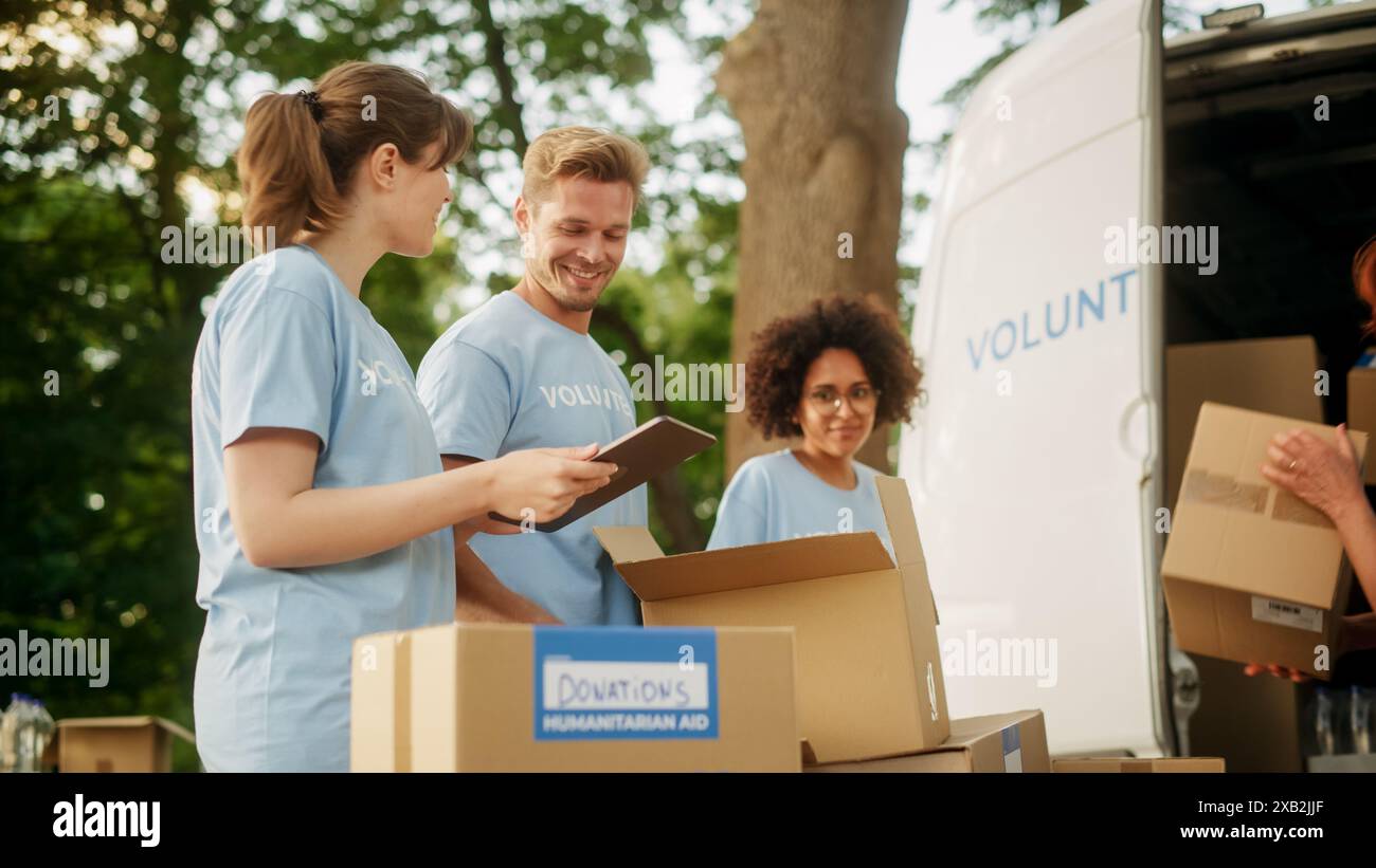 Volunteers preparing rations hi-res stock photography and images - Alamy