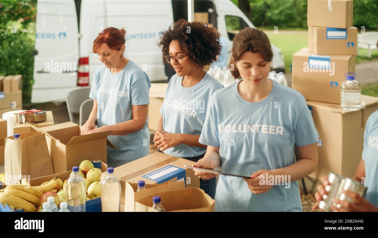 Volunteers preparing rations hi-res stock photography and images - Alamy