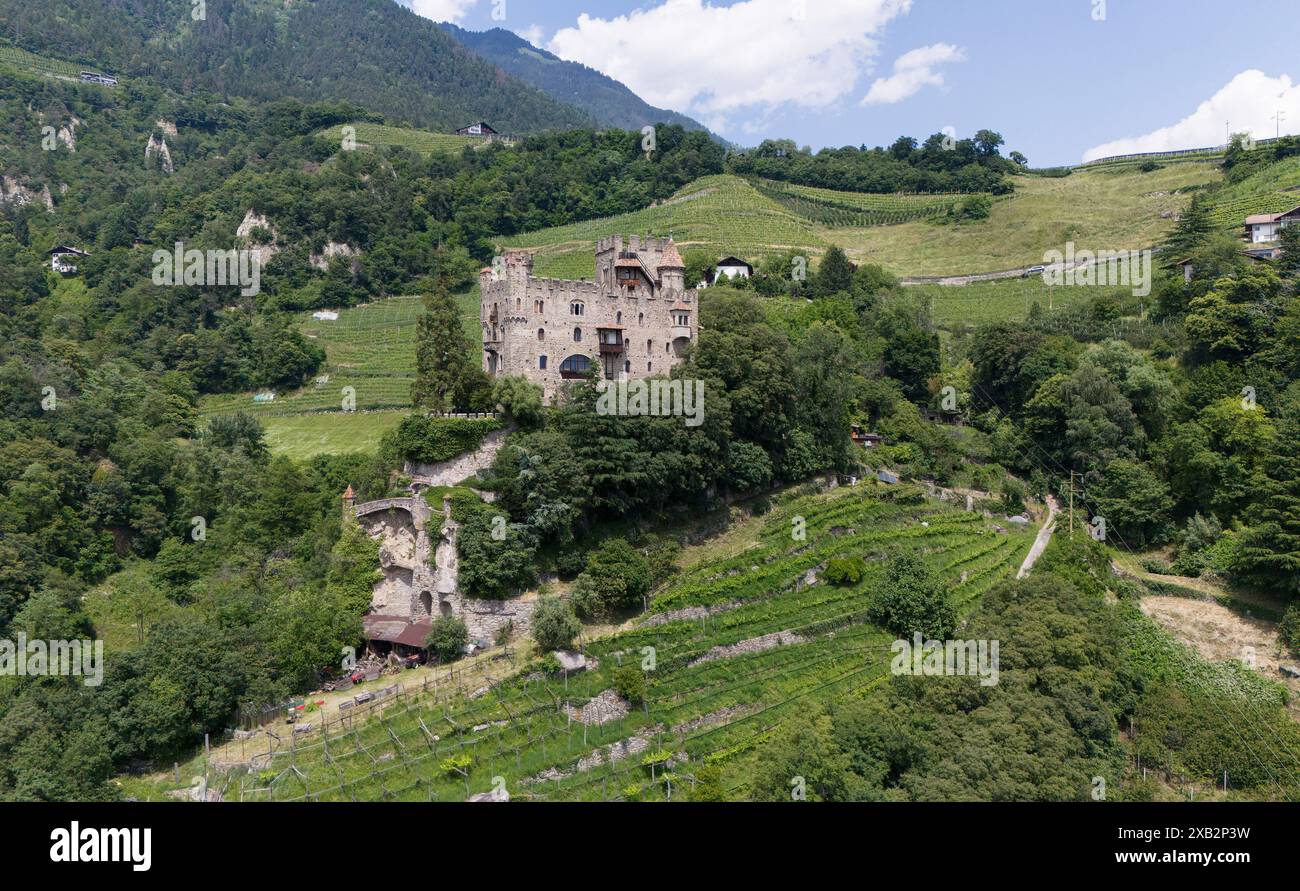 Dorf Tirol, Südtirol, Italien 07. Juni 2024: Hier der Blick, Drohne von ...