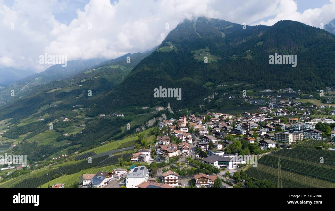 Dorf Tirol, Südtirol, Italien 07. Juni 2024: Hier der Blick, Drohne auf ...