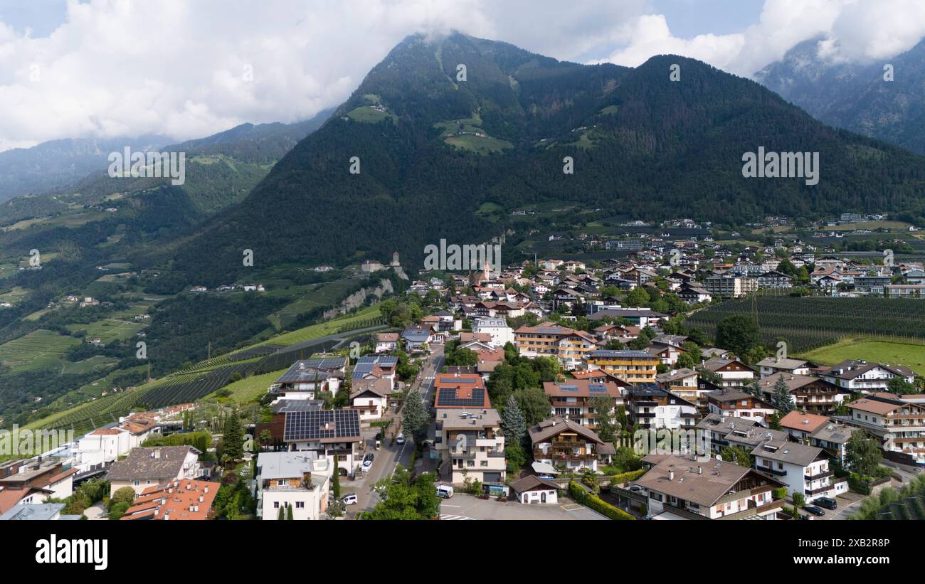 Dorf Tirol, Südtirol, Italien 07. Juni 2024: Hier der Blick, Drohne auf ...