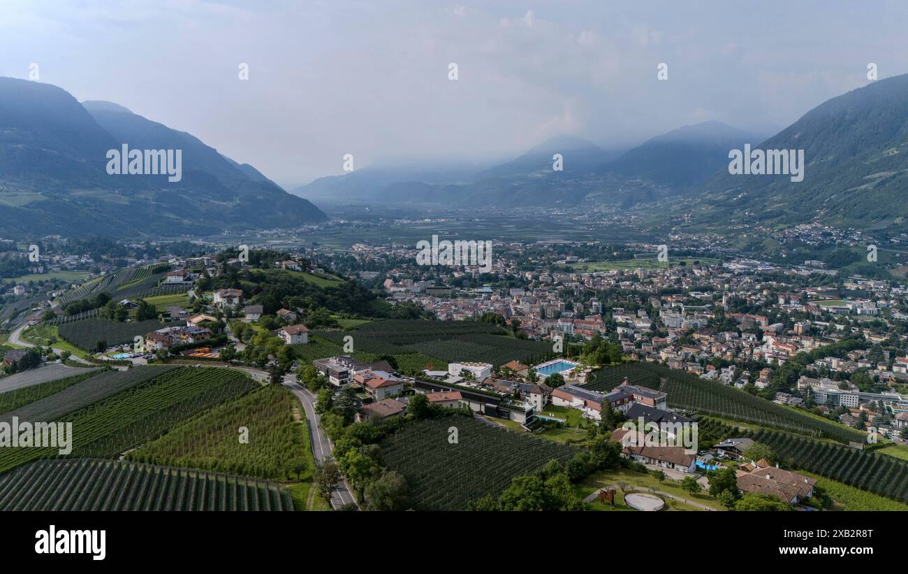 Dorf Tirol, Südtirol, Italien 07. Juni 2024: Hier der Blick, Drohne auf ...