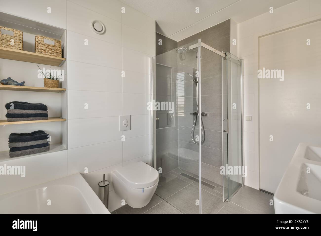 Elegant and modern bathroom at Duintopstraat featuring a frameless ...