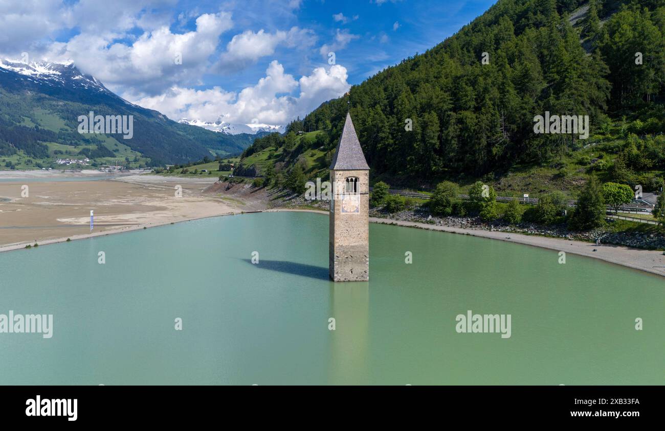 Reschensee, Südtirol, Italien 06. Juni 2024: Hier der Blick, Drohne auf ...