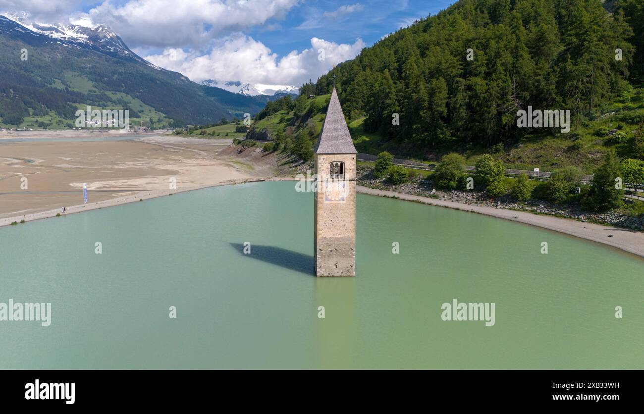 Reschensee, Südtirol, Italien 06. Juni 2024: Hier der Blick, Drohne auf ...
