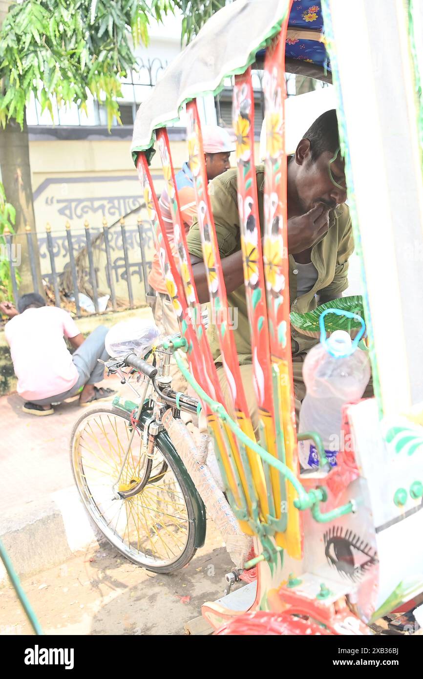 A rickshaw puller eats food distributed by a social worker on World ...