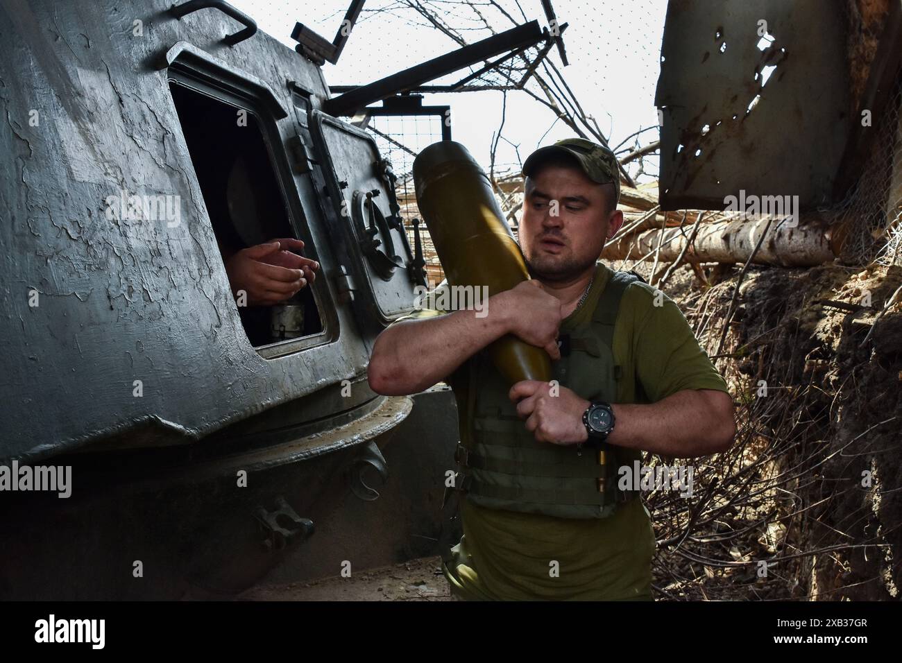 A Ukrainian soldier of 65th Separate Mechanized brigade load a shell ...