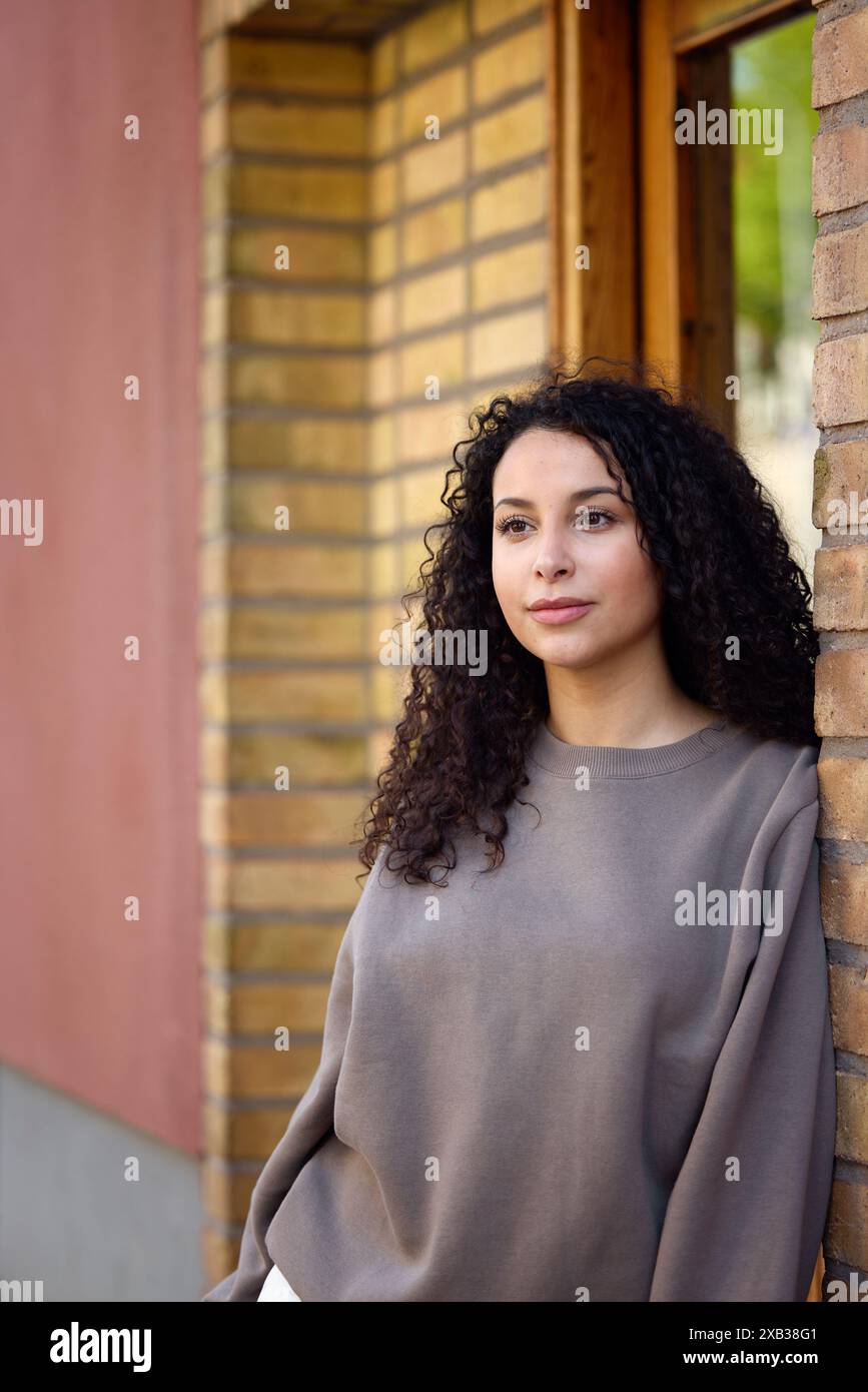 Lady leaning on wall hi-res stock photography and images - Alamy
