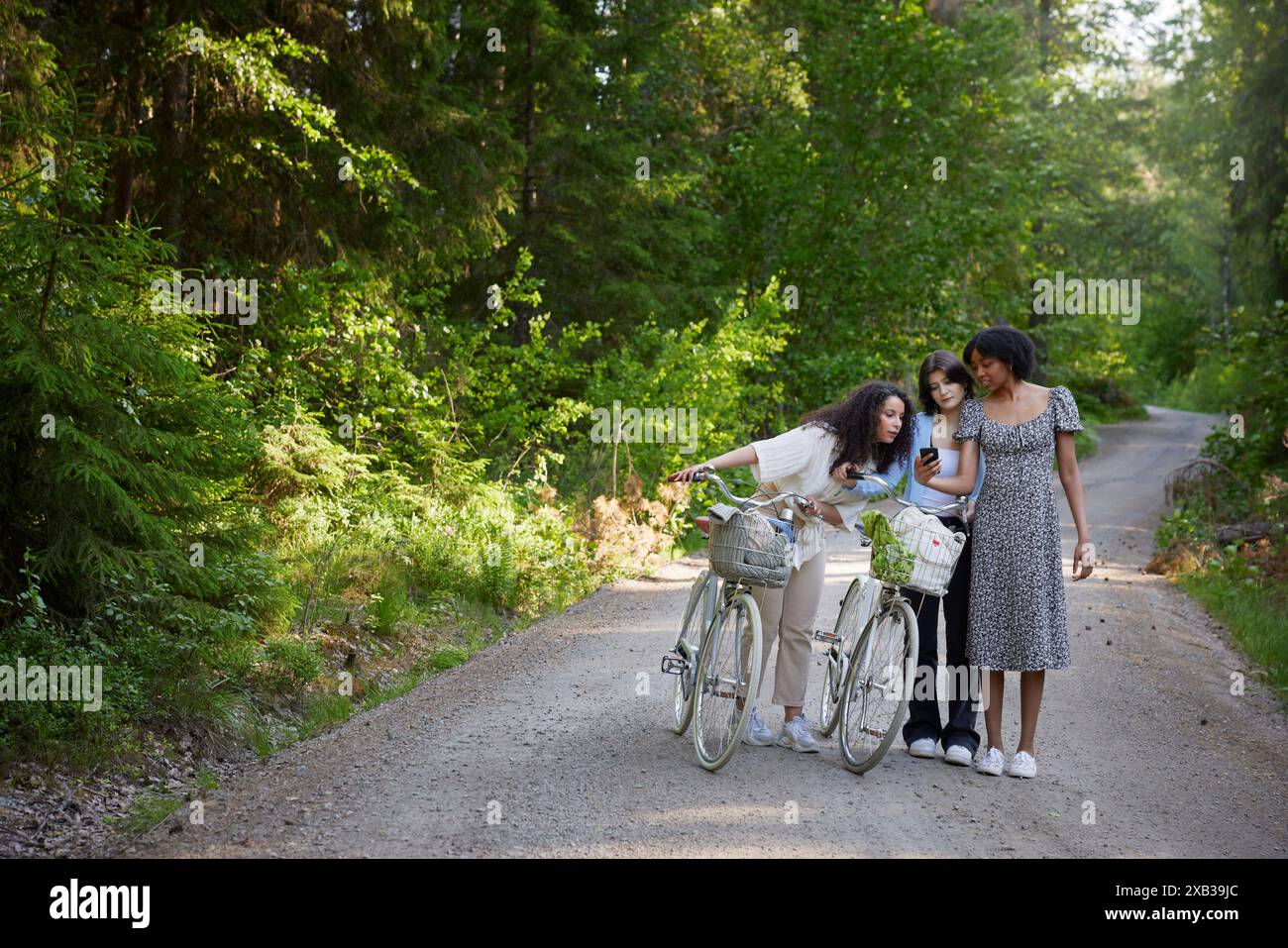 Women showing smart phone green hi-res stock photography and images - Alamy