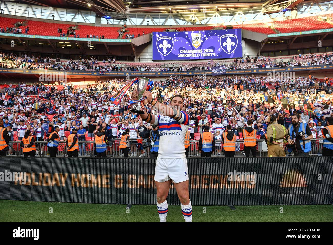 London, England - 8th June 2024 - Wakefield Trinity's Josh Bowden lifts ...