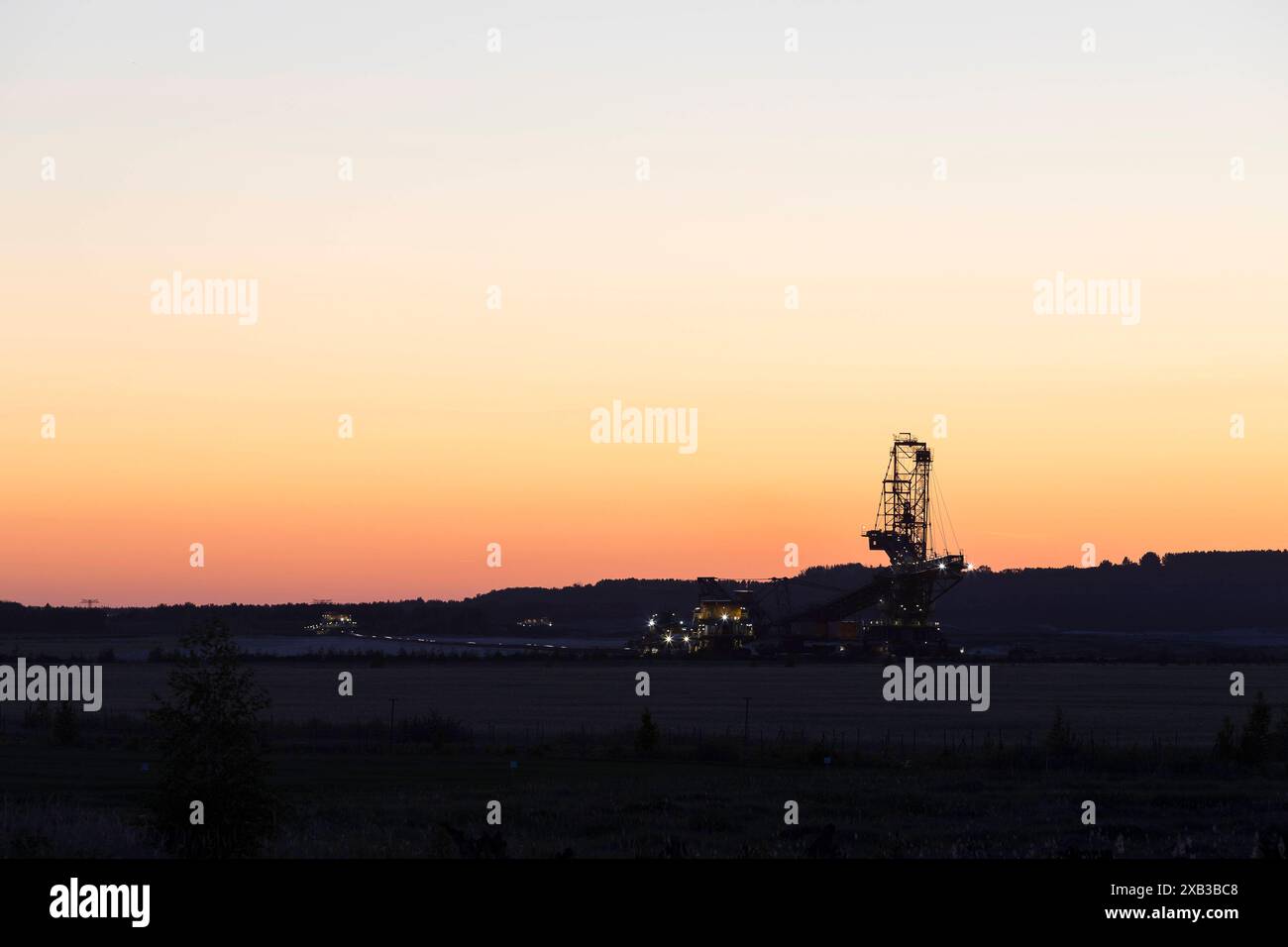 Aussicht von der Altliebeler Höhe über den Braunkohletagebau Reichwalde ...
