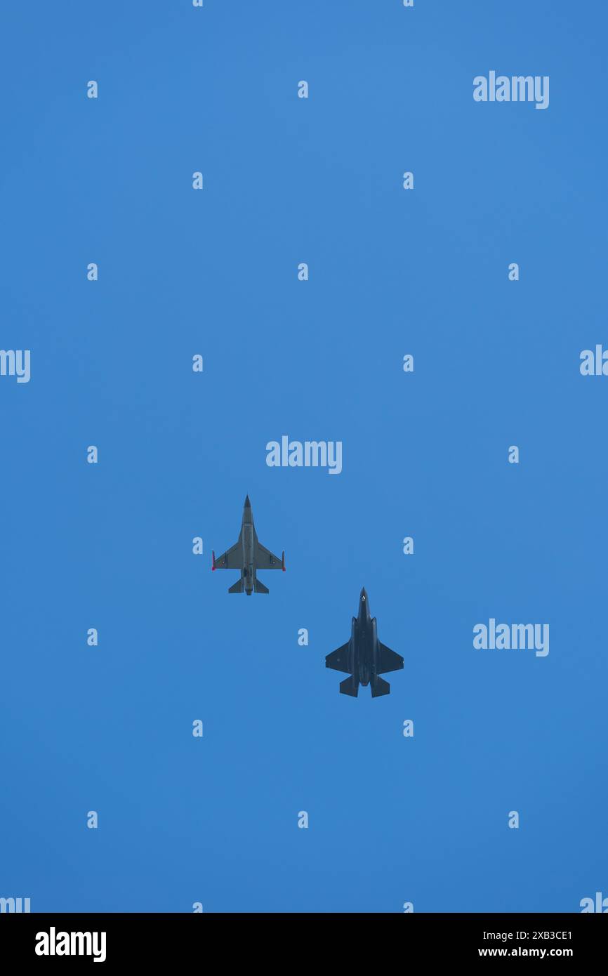 Lockheed martin f 16 fighter jets hi-res stock photography and images ...