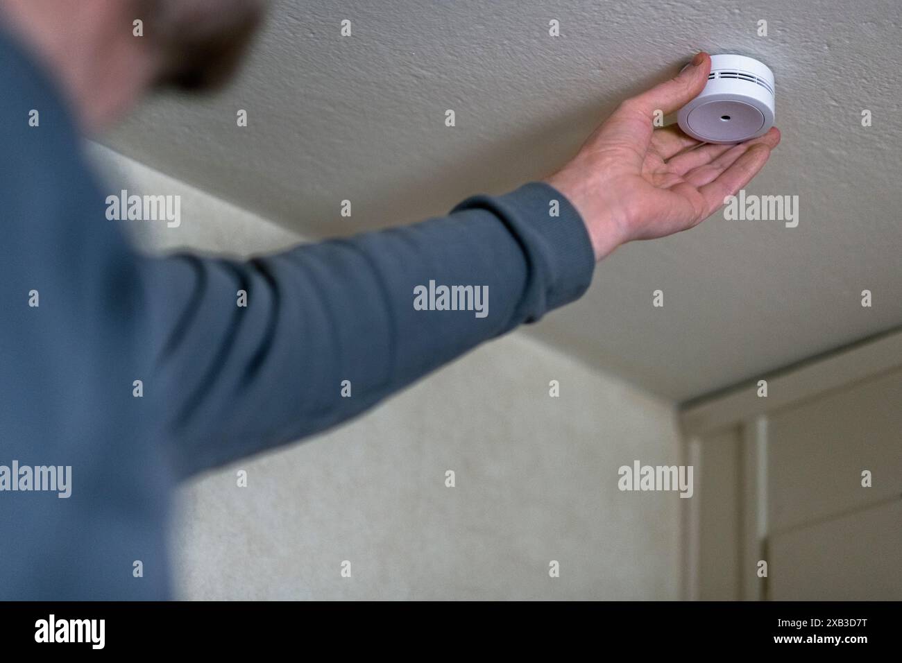 Smoke detector installation hi-res stock photography and images - Alamy