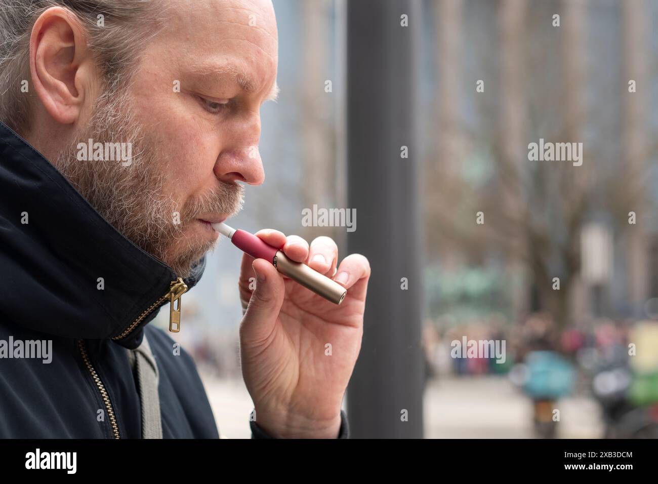 Person smoking e cigarette hi-res stock photography and images - Alamy