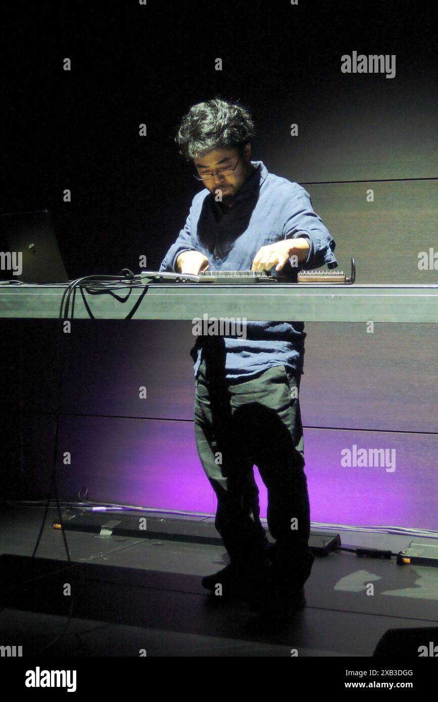 Der japanische Klangkünstler Yoshi Horikawa beim Festival Blaues ...