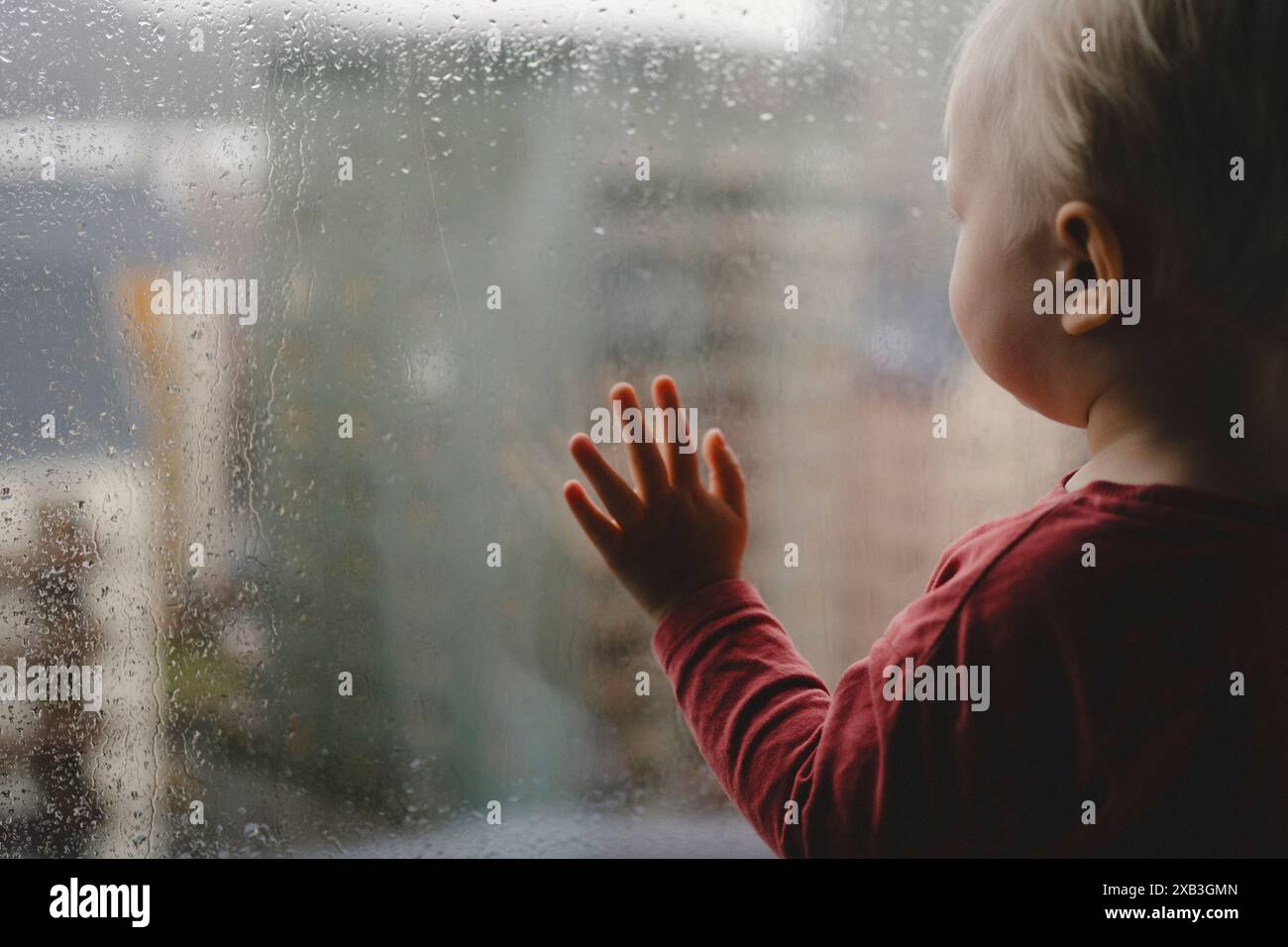 Child look through window house hi-res stock photography and images - Alamy