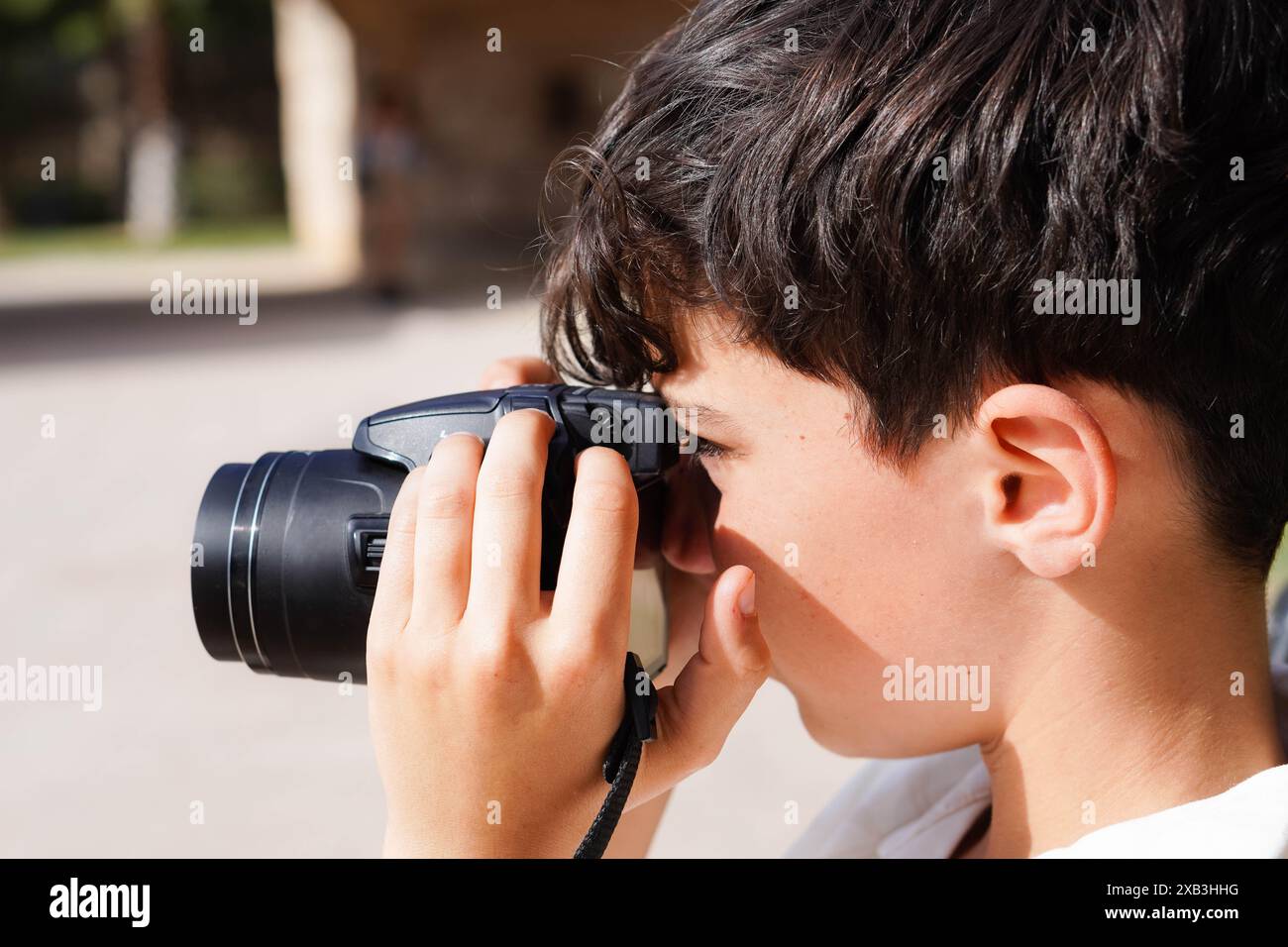 pre-teen learning how to use a photo camera Stock Photo - Alamy