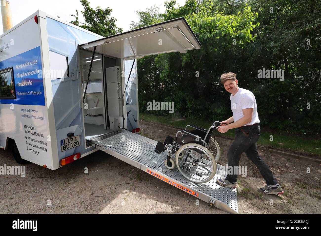 Dental care wheelchair hi-res stock photography and images - Alamy