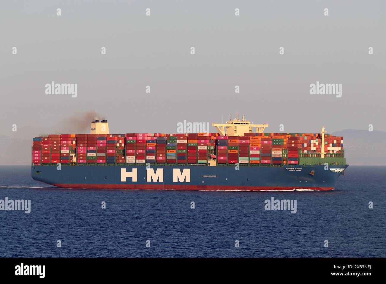 The huge Korean flagged 232,606 ton container ship HMM Le Harve changes ...