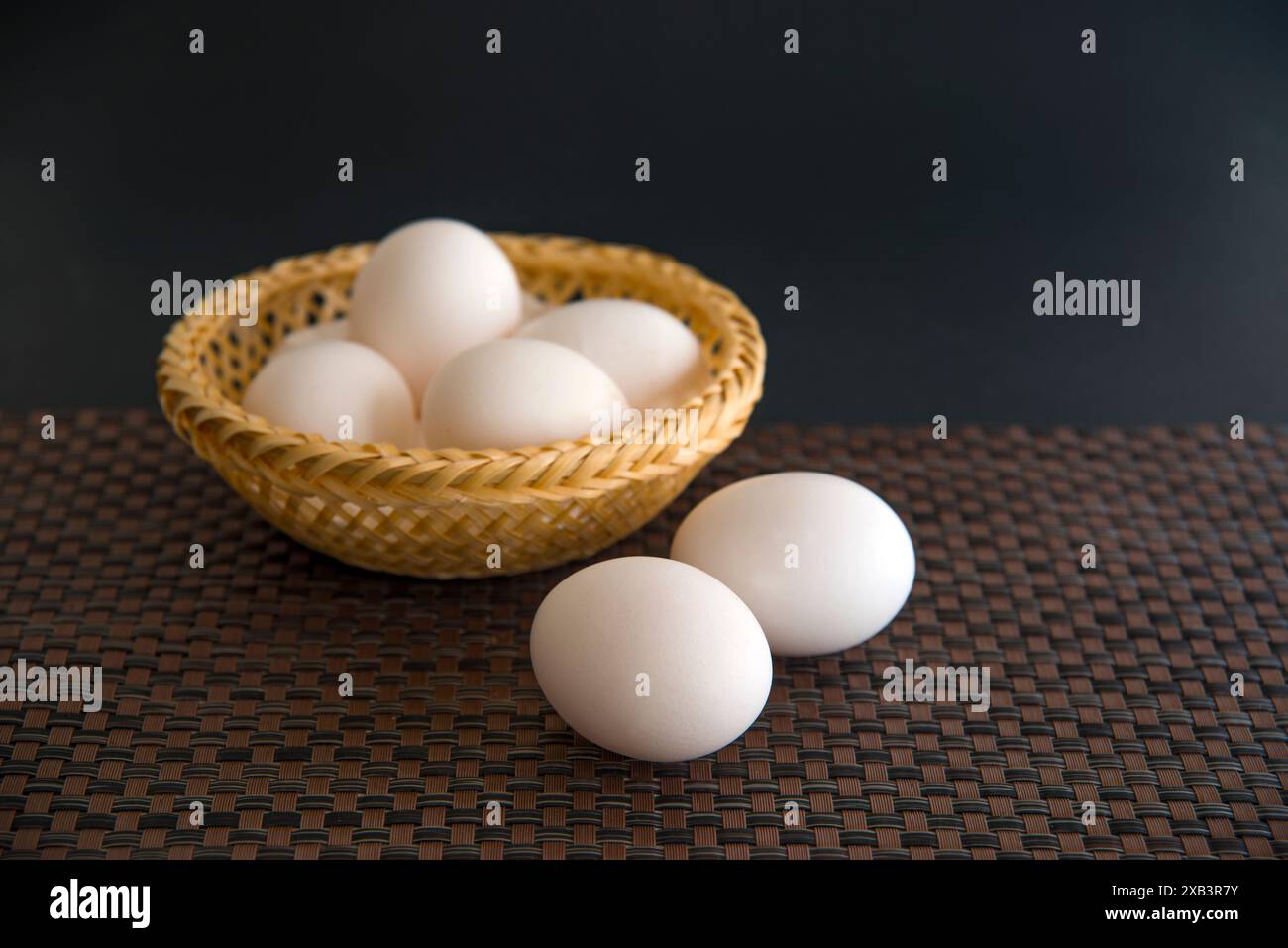 Huevos blancos crudos hi-res stock photography and images - Alamy