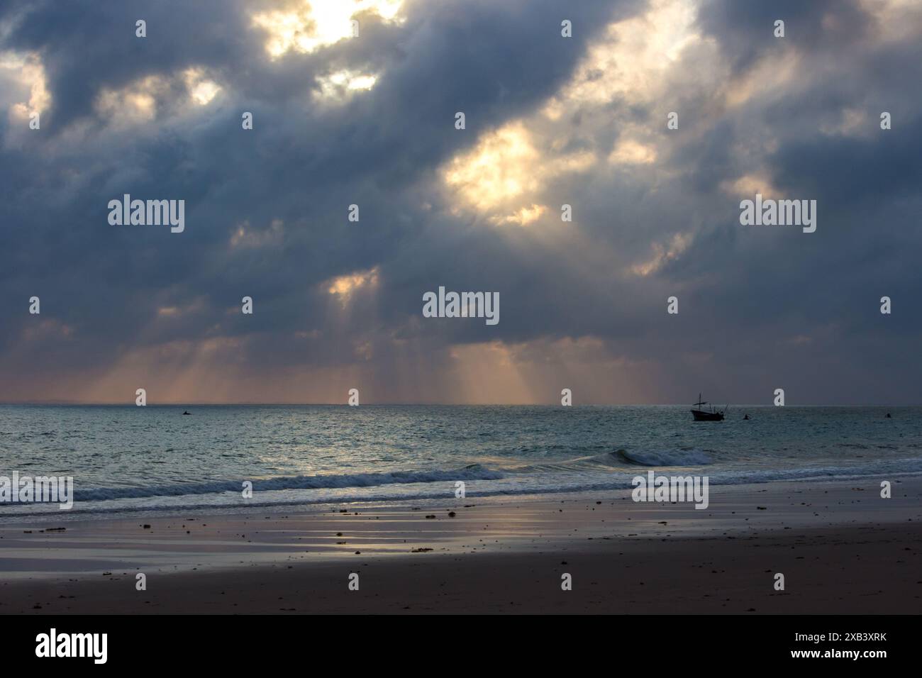 Crepuscular sunrays hi-res stock photography and images - Alamy