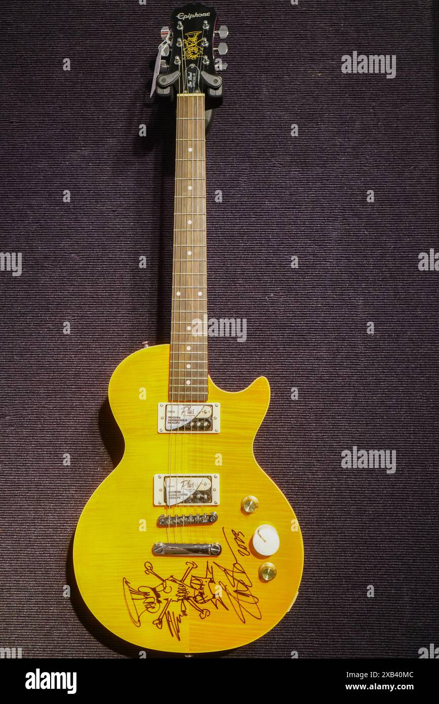 An Epiphone Les Paul Special II Signature Edition Electric Guitar ...