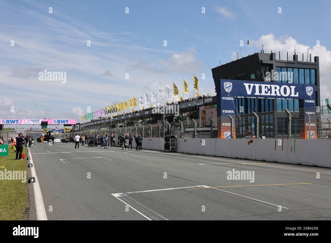 Blick auf die noch leere Start und Zielgerade des Circuit Zandvoort ...