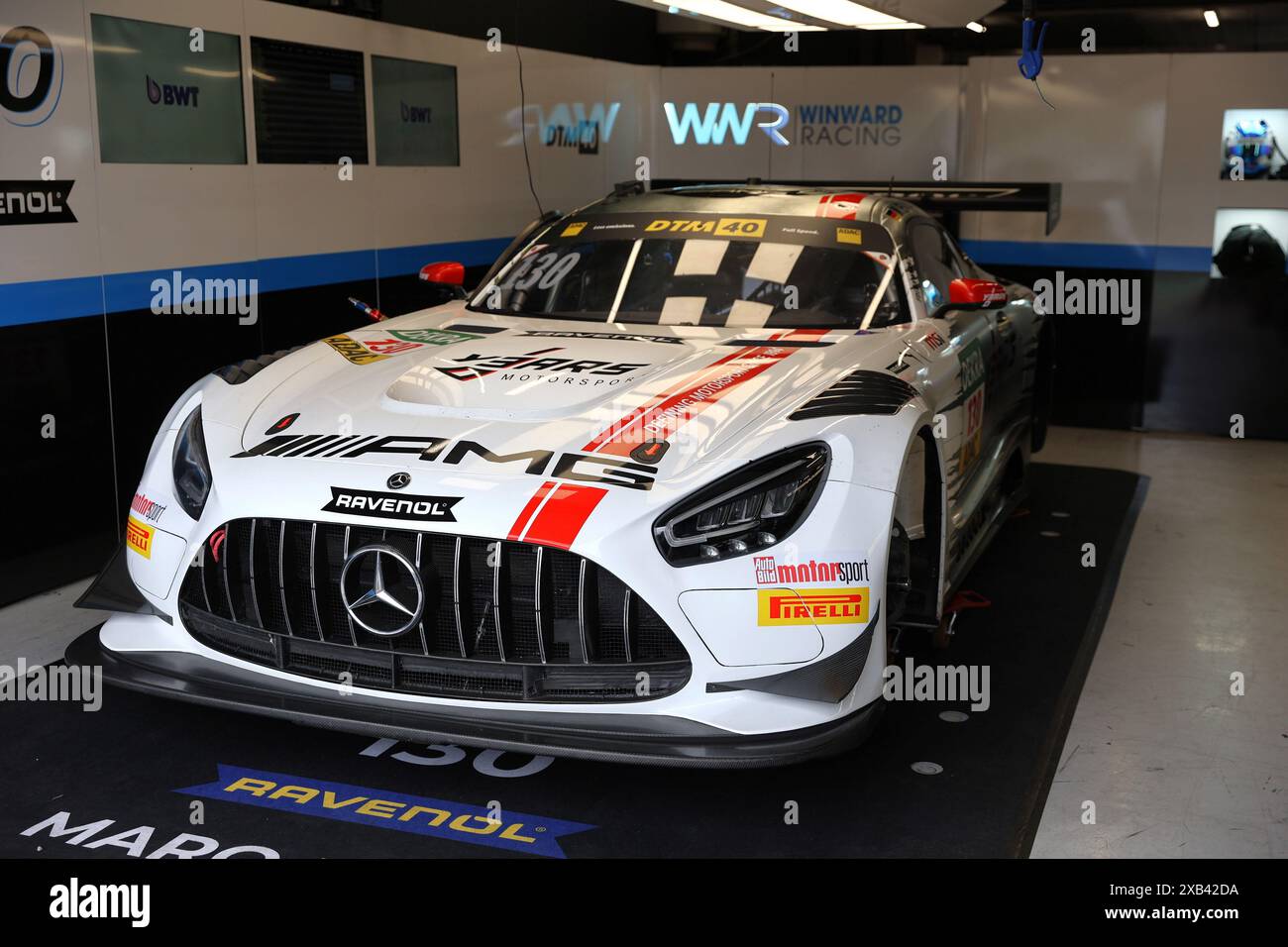 Maro Engel (DEU), #130, Mercedes-AMG GT3 Evo, Team: WINWARD Racing (DEU), in der Box Motorsport ...