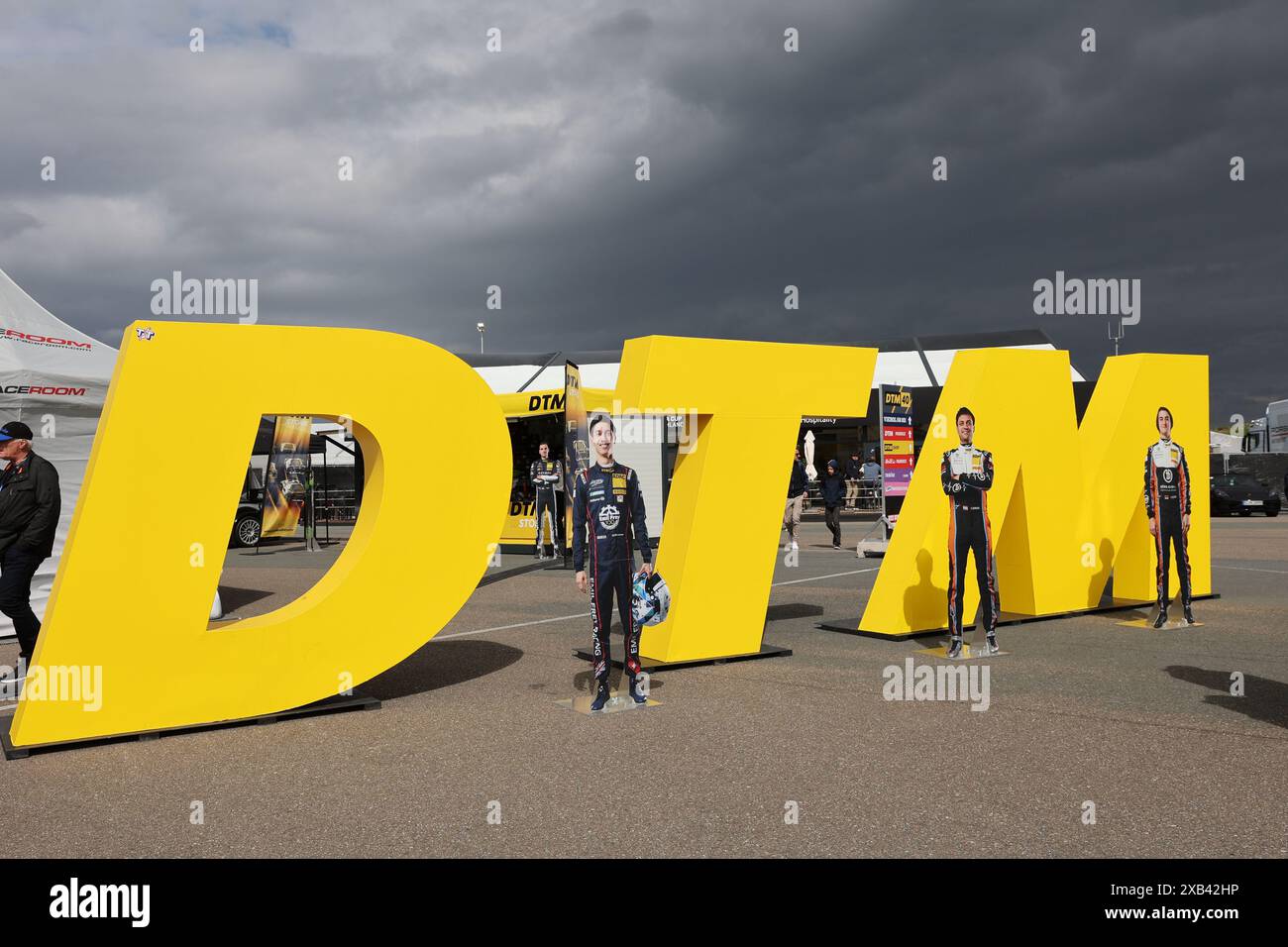 Leuchtend gelber DTM Schriftzug vor dunklem Himmel Motorsport, DTM 2024, Rennen 6, Sonntag ...