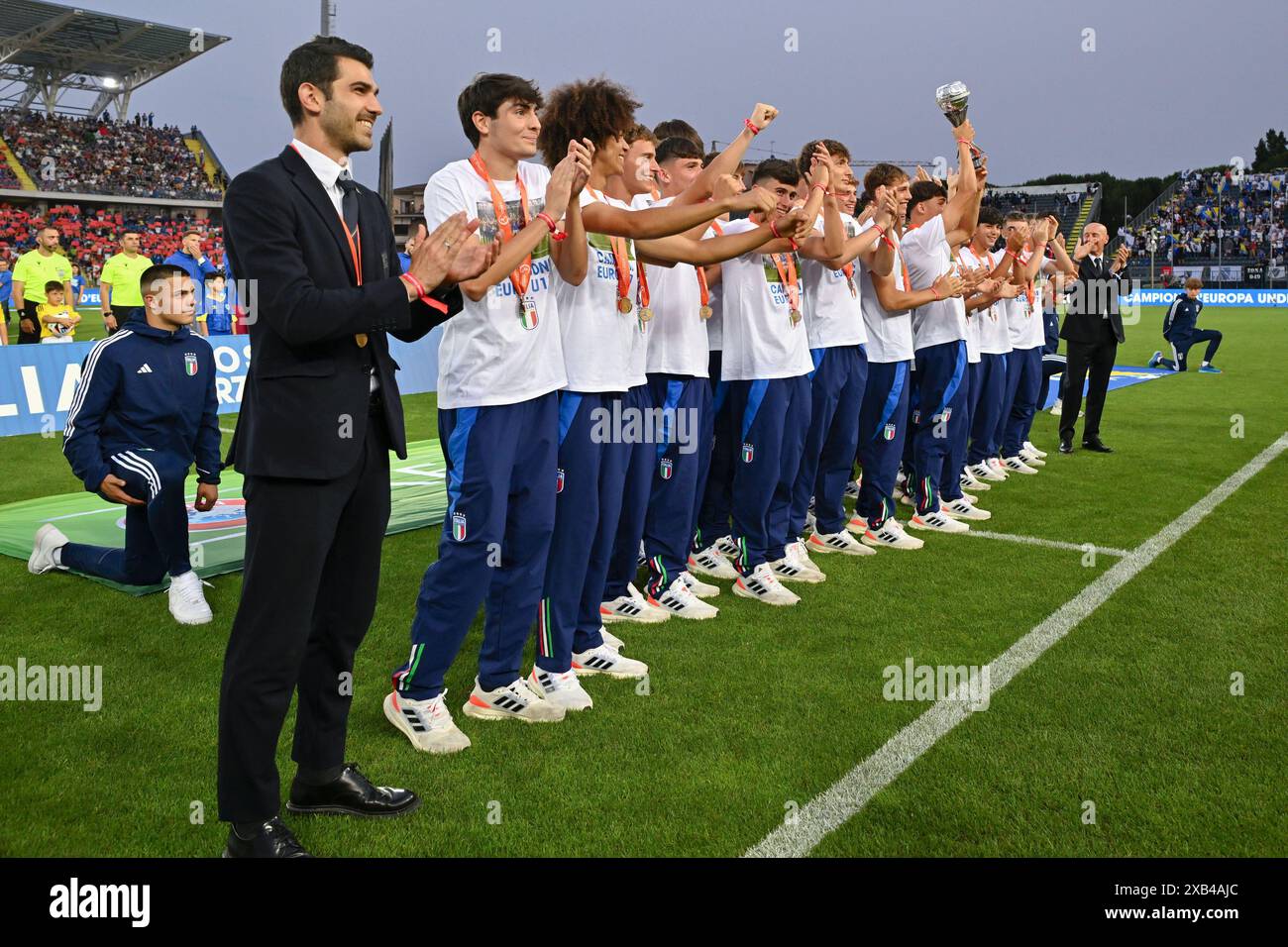 Empoli, Italy. 09th June, 2024. Team of Italy U17 celebrate the victory ...