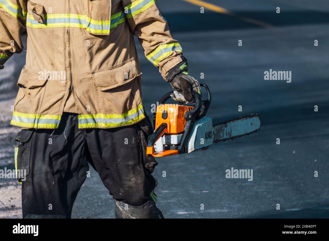 Firefighter with chainsaw in rescue Stock Photo - Alamy