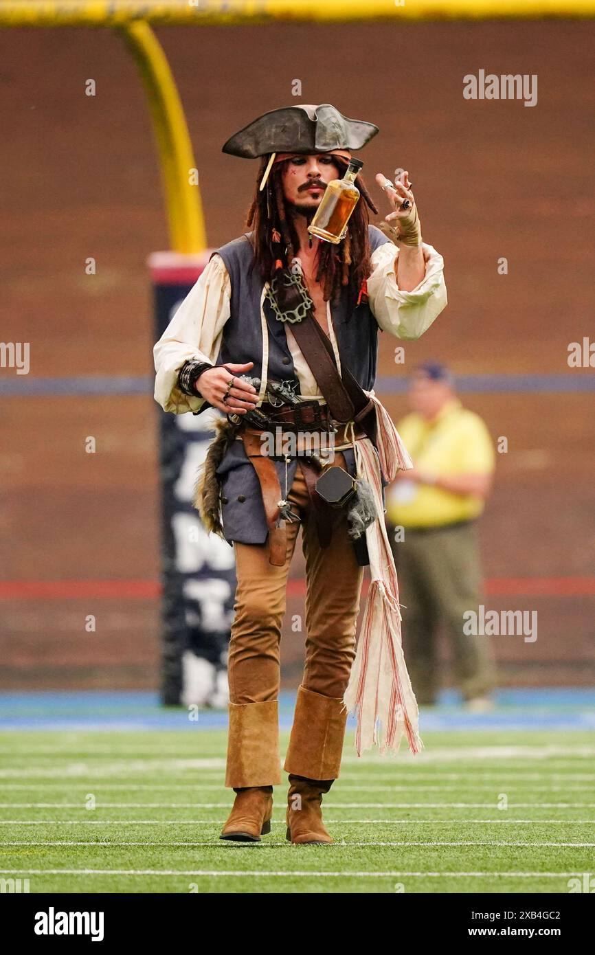 The Italian lookalike of Jack Sparrow, mascot of Milano Seamen during ...
