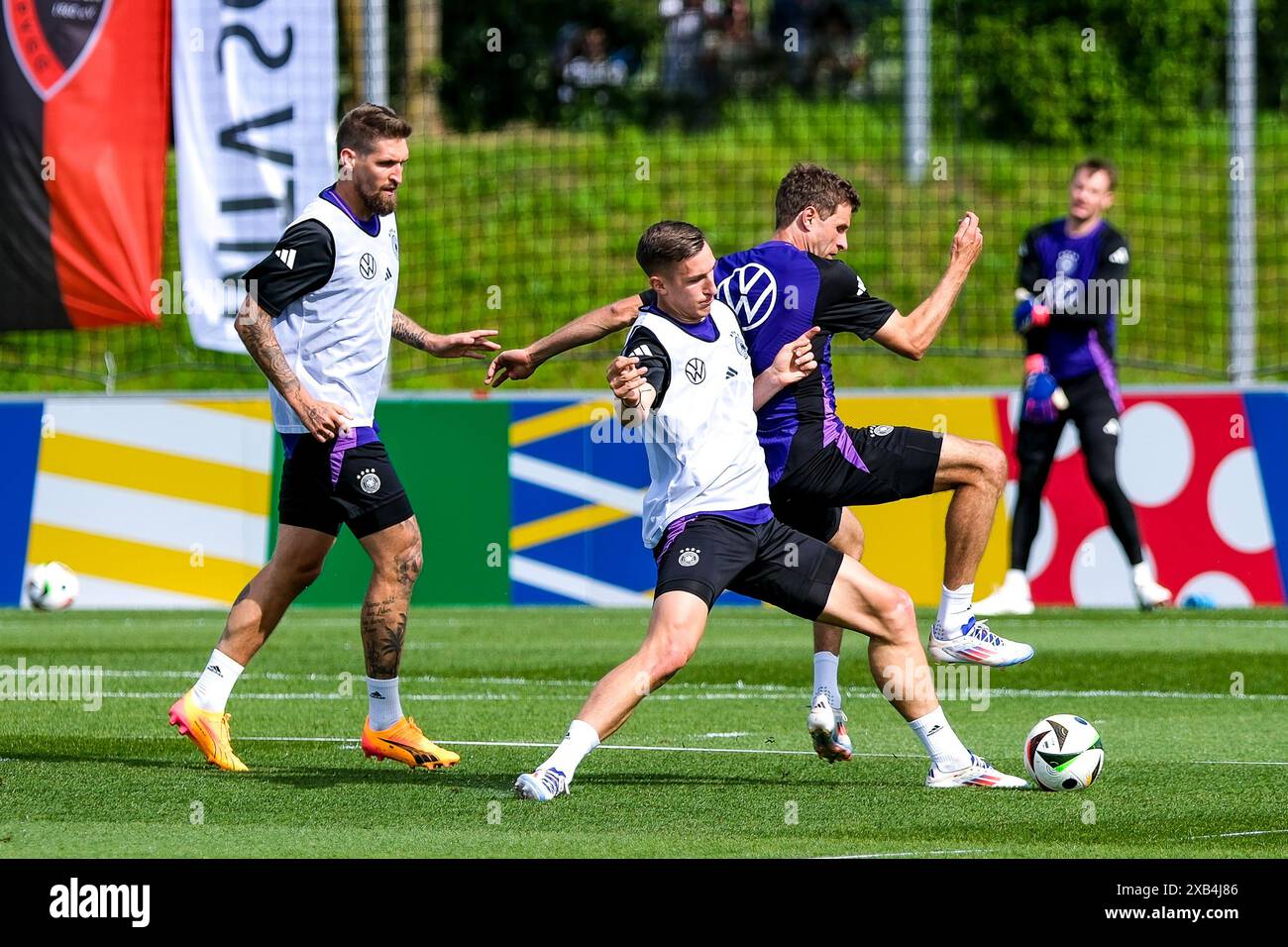 Nico Schlotterbeck (Deutschland) im Zweikampf mit Thomas Mueller ...
