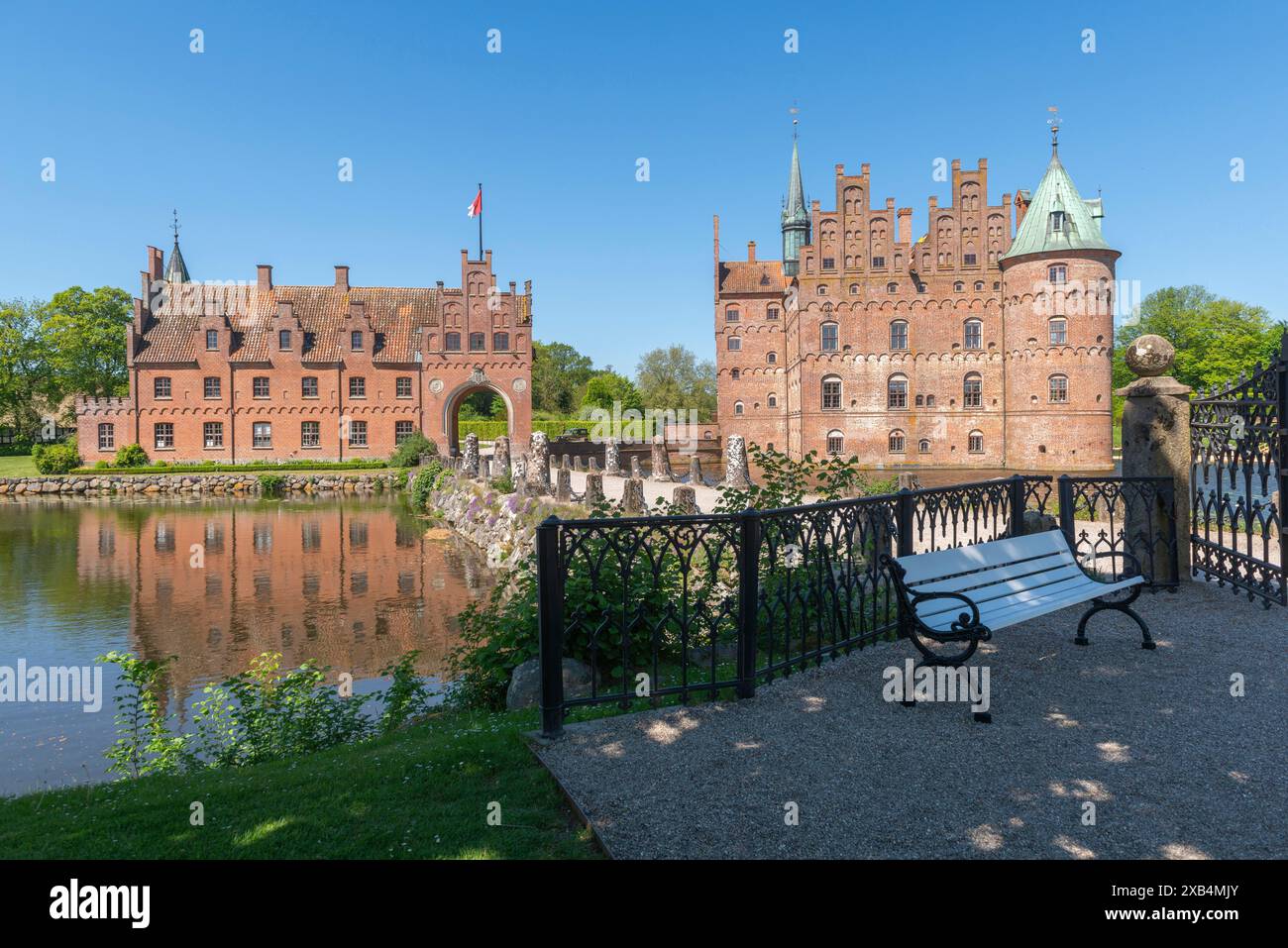 Egeskov moated castle with gatehouse, Kvaerndrup near Svenborg ...
