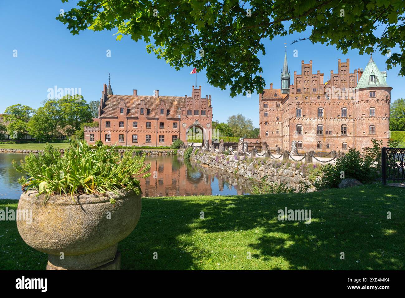 Bridge to Egeskov moated castle with gatehouse, Kvaerndrup near ...