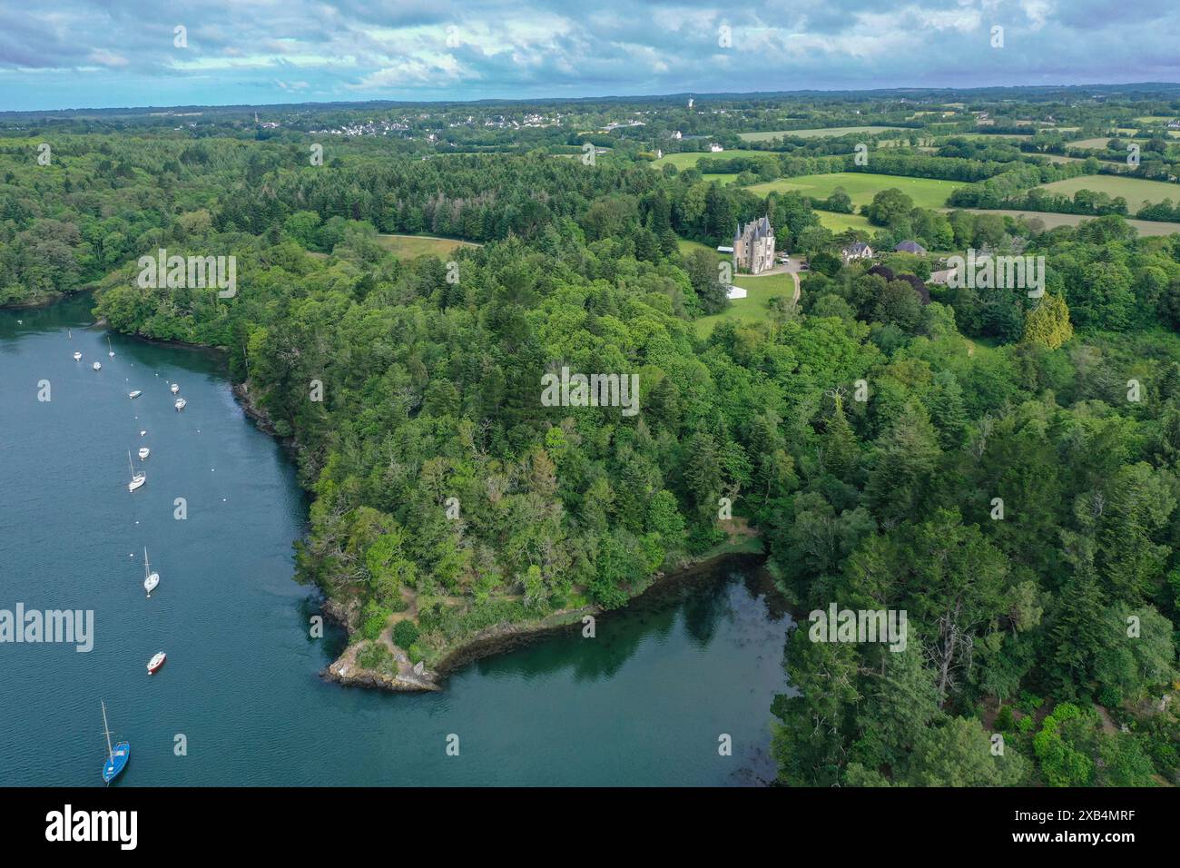 Luftbild Fluss Odet südlich von Quimper, Schloss Chateau de Perennou, Departement Finistere Penn ...