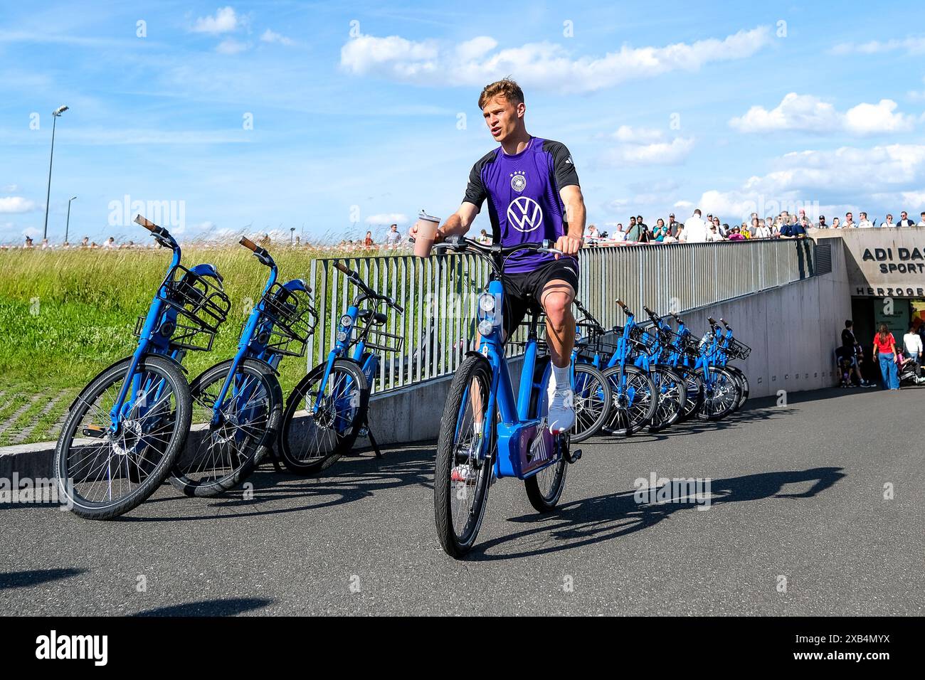 Joshua Kimmich (Deutschland , #06) auf dem Fahrrad, GER, DFB ...