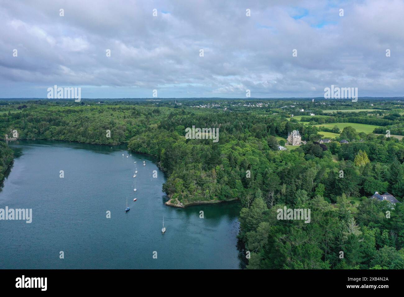 Luftbild Fluss Odet südlich von Quimper, Schloss Chateau de Perennou, Departement Finistere Penn ...