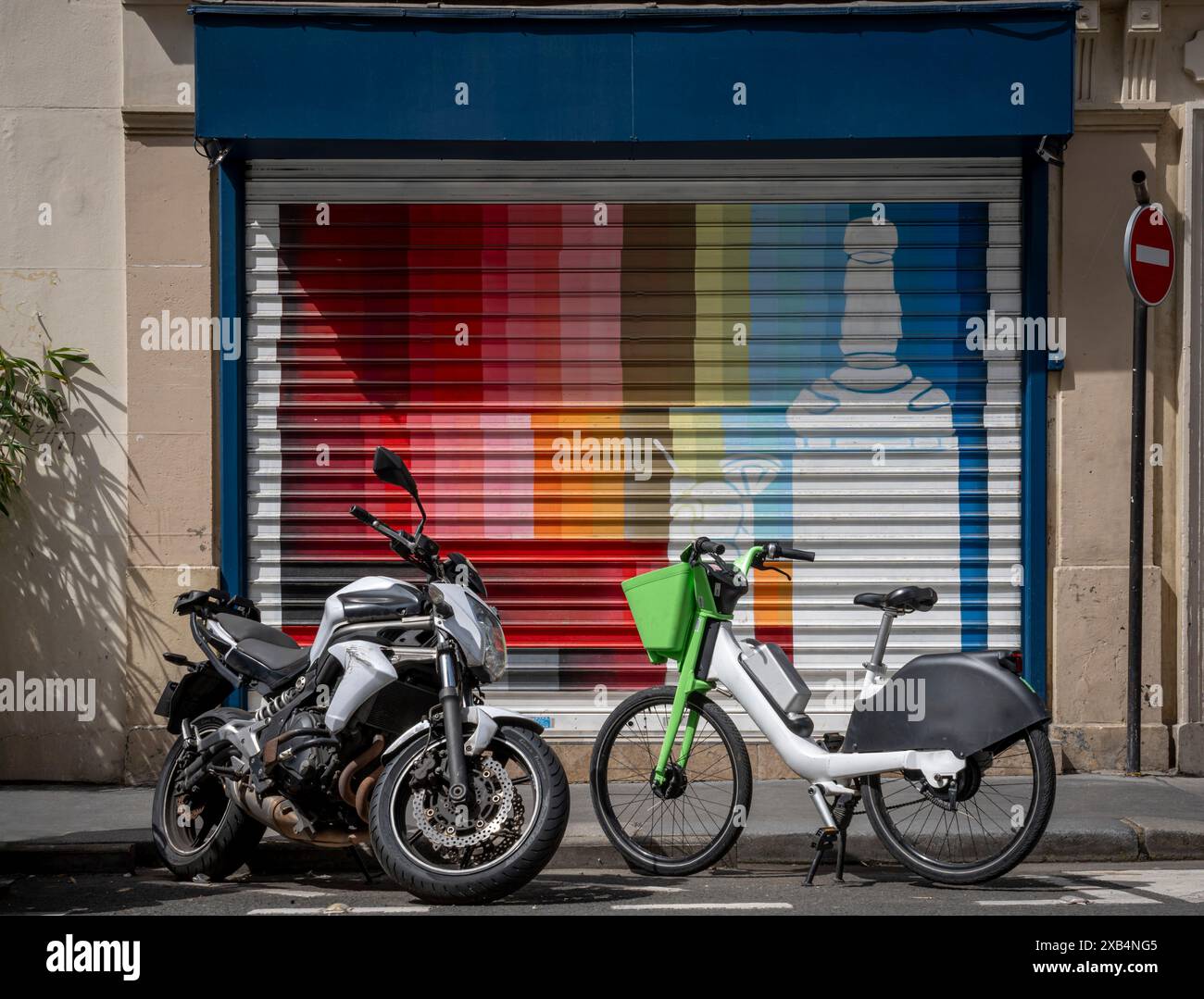 Paris, France - 05 20 2024: View of a colorful facade boutique, a ...