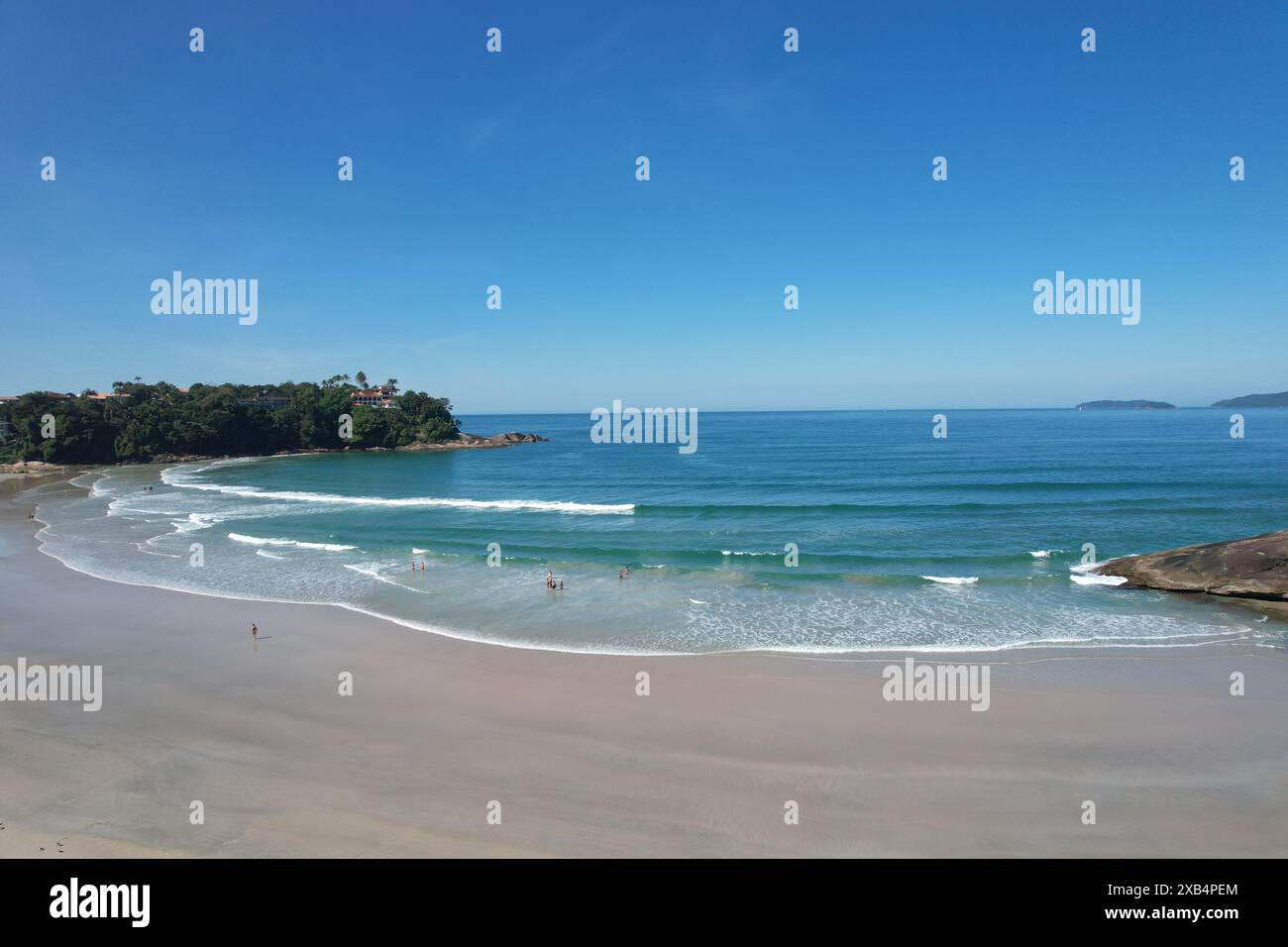Aerial view rocky shore ocean hi-res stock photography and images - Alamy
