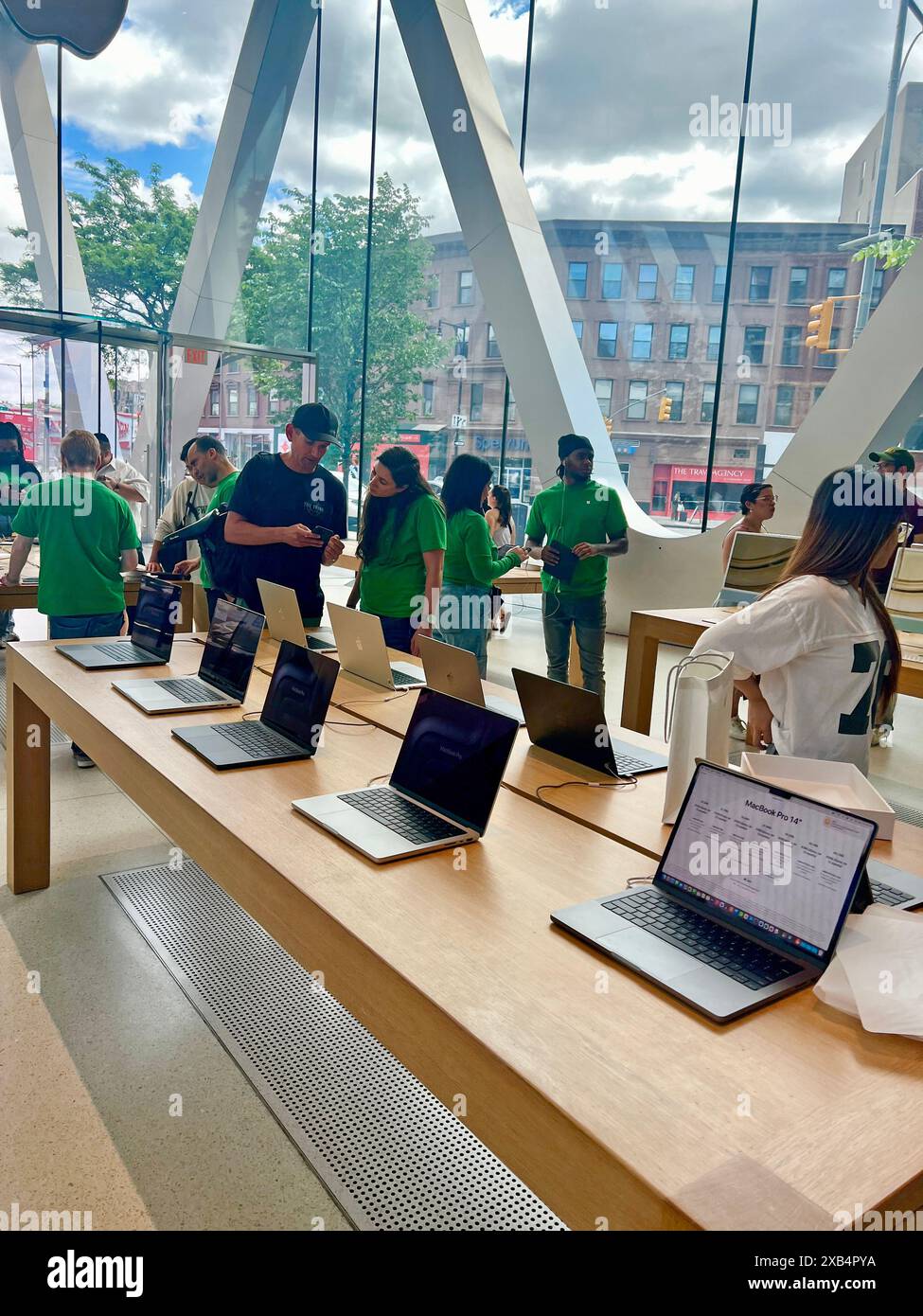 Macbooks hi-res stock photography and images - Alamy