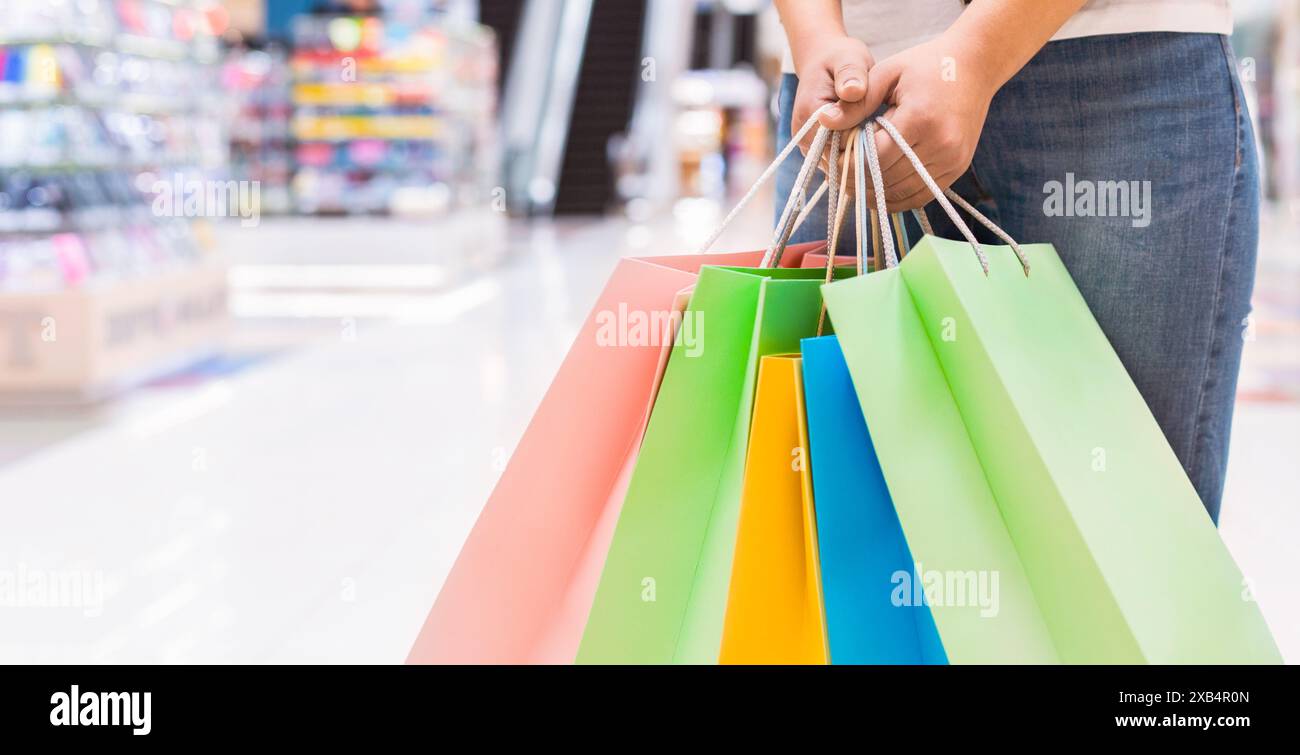 Black woman shopping mall hi-res stock photography and images - Alamy