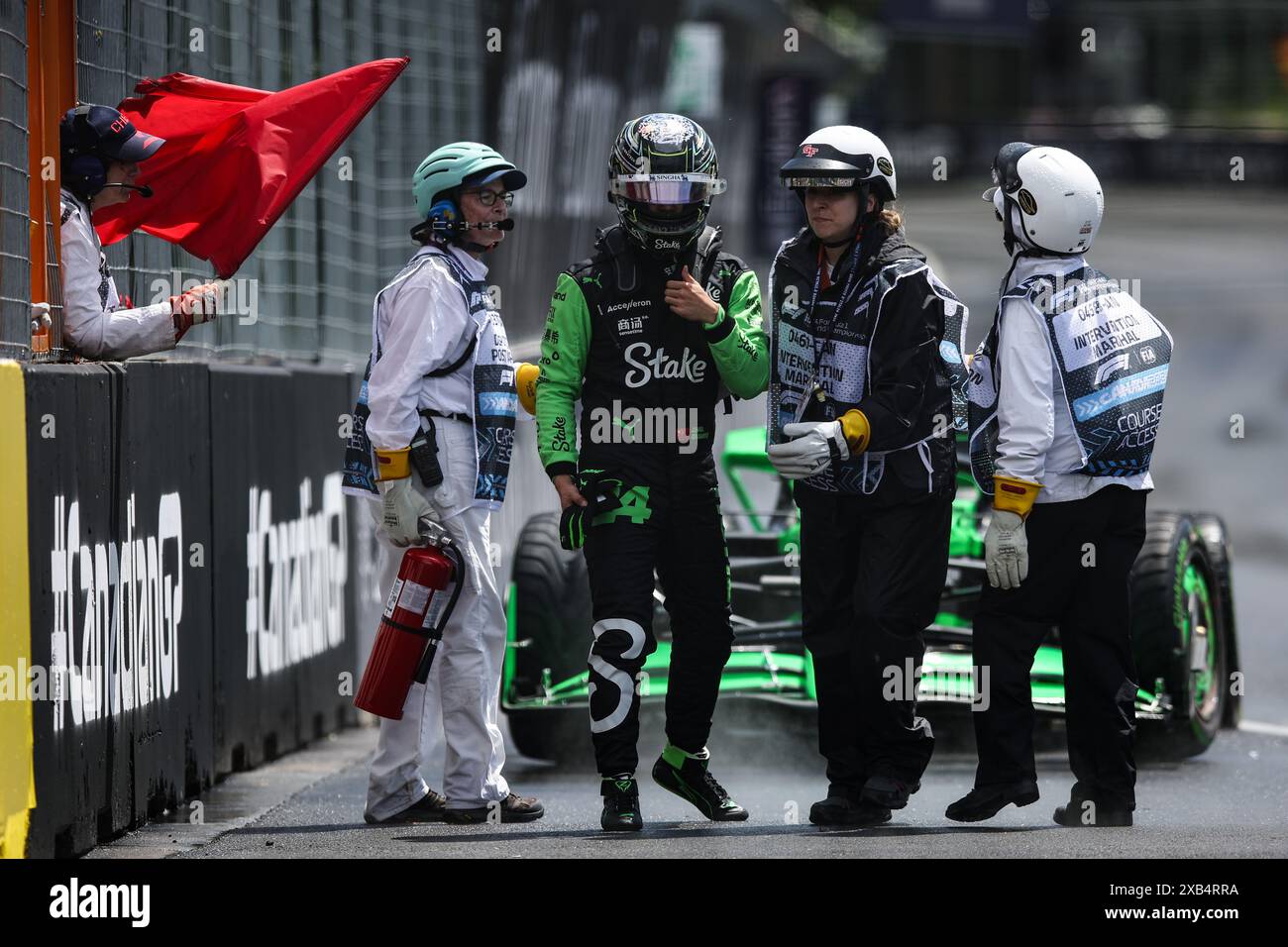 ZHOU Guanyu (chi), Stake F1 Team Kick Sauber C44, portrait marshall, commissaire de piste ...