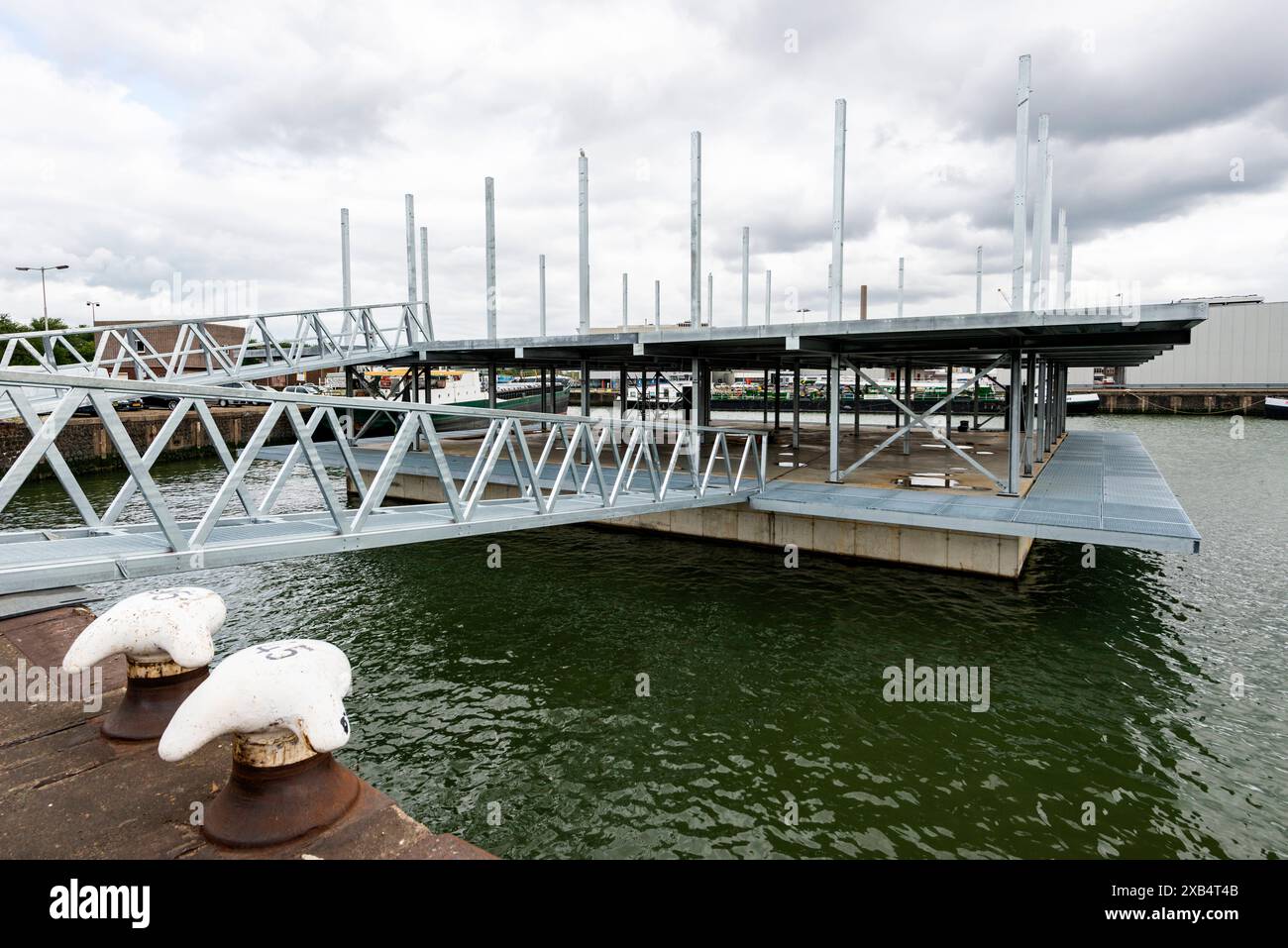 Floating Farm Inside the Merwehaven / Merweharbour a floating platform ...