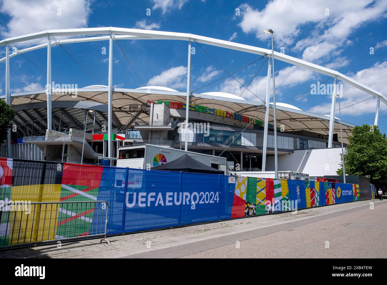 Symbolbild / Themenfoto Zaun vor Stadion und TV Compound mit Branding ...