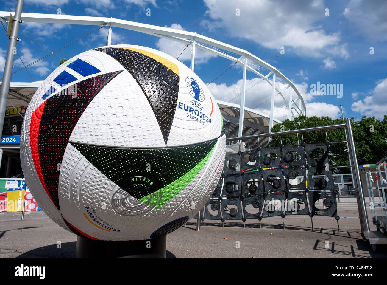 Symbolbild / Themenfoto Adidas Spielball Fußballliebe vor dem Stadion ...